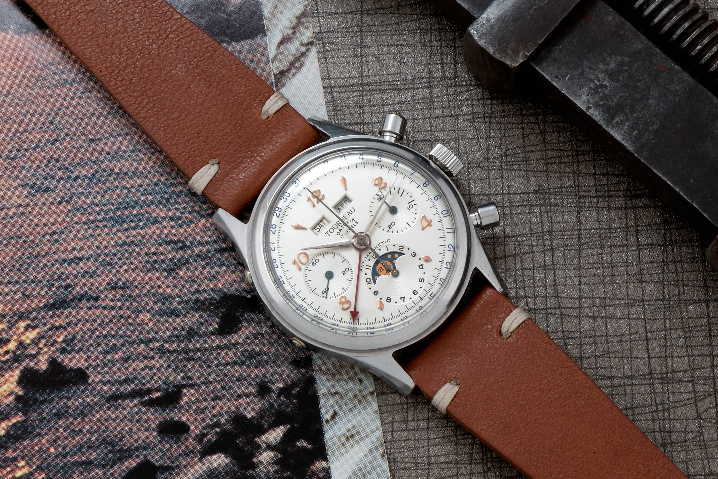 Tourneau Datofix Triple Calendar Moonphase Chronograph – Analog:Shift