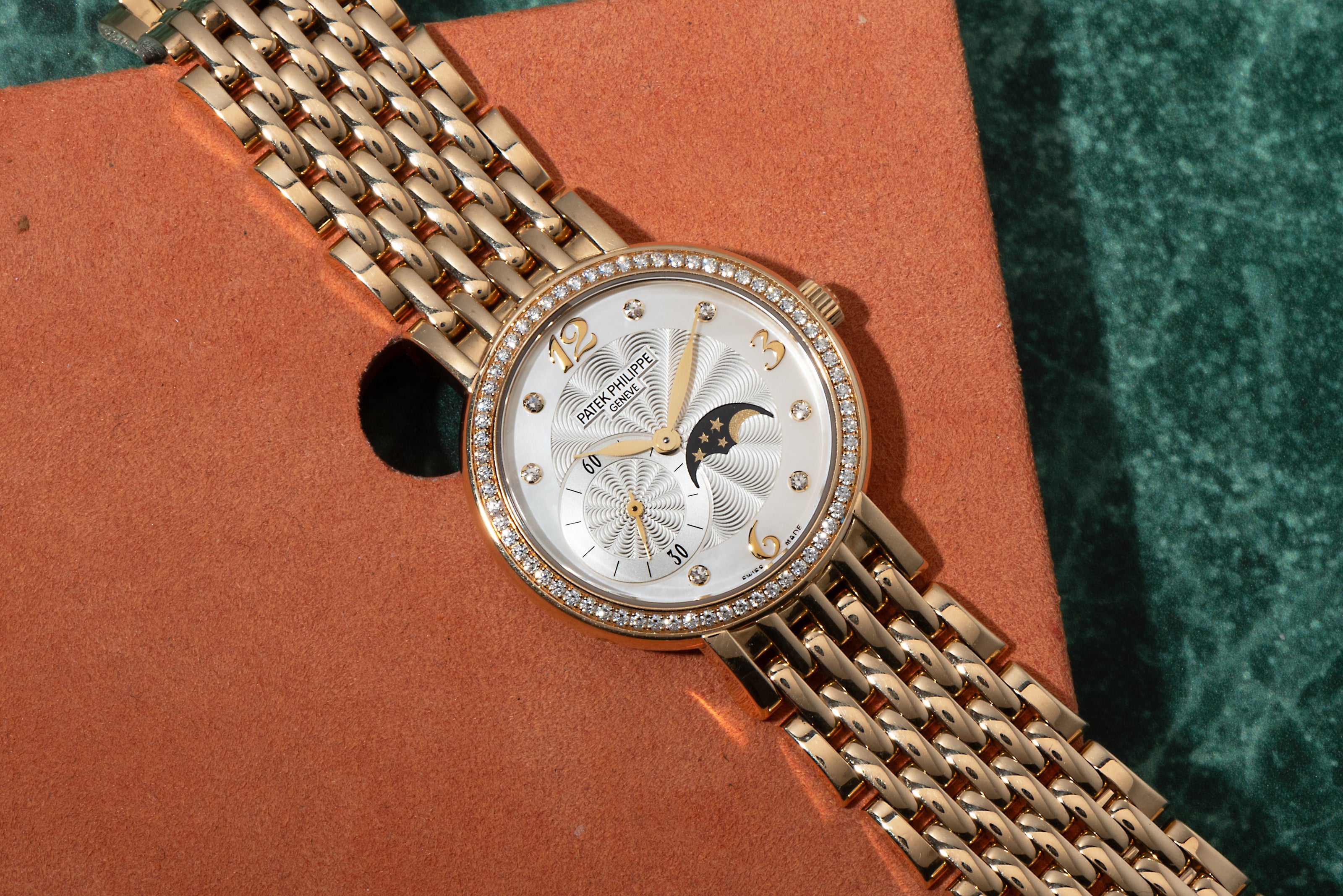 Patek Phillipe Ladies Calatrava Complications Moonphase – Analog:Shift