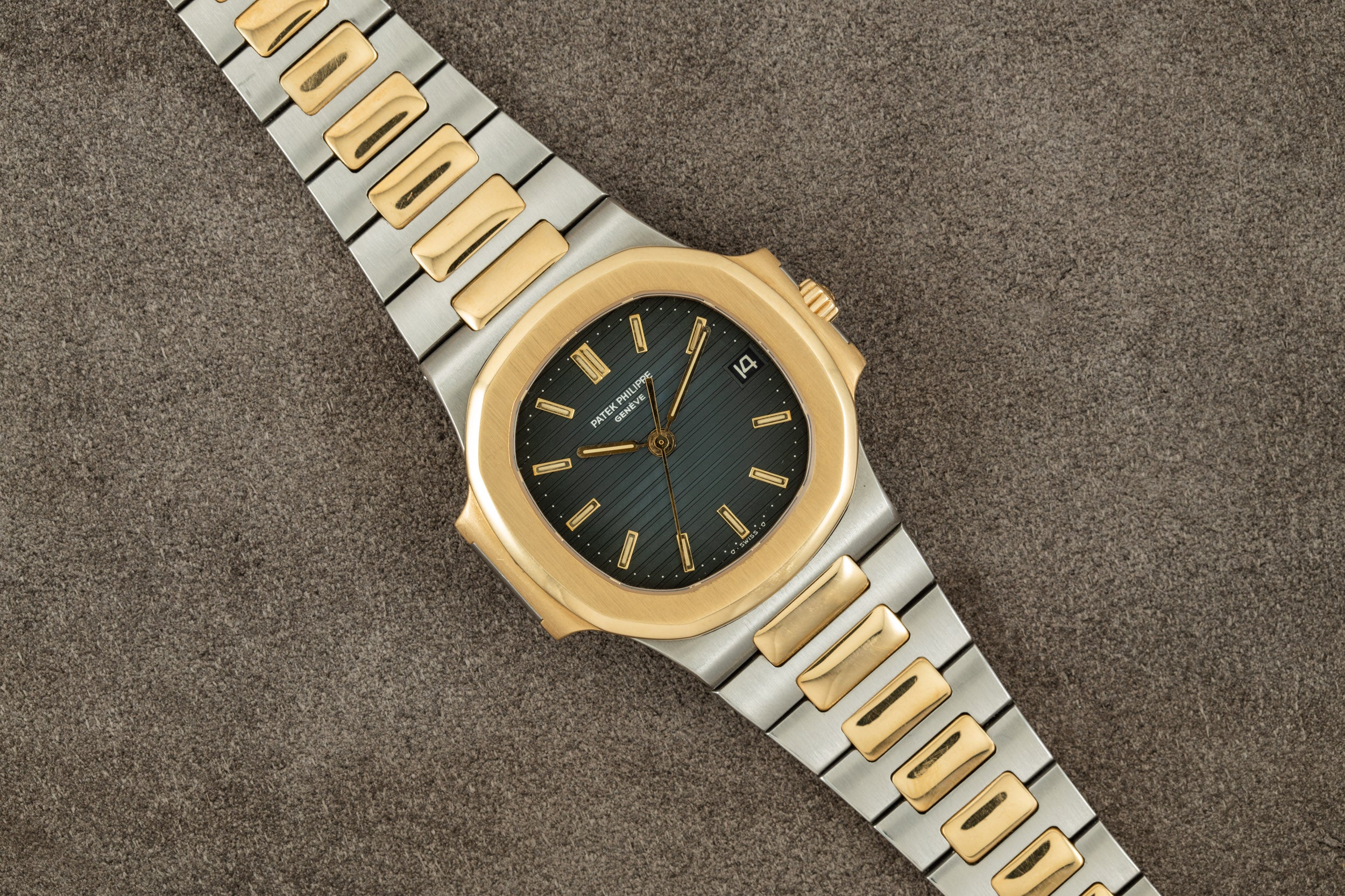 Patek Philippe Nautilus Two-Tone Midsize – Analog:Shift